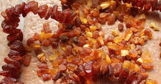 Benarkah Kalung Amber Stone Bermanfaat untuk Bayi? | Popmama.com