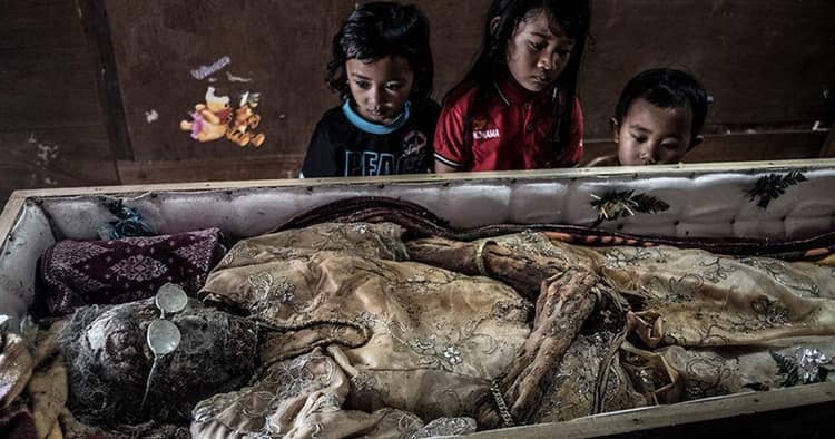 Tradisi Pemakaman Unik di Tana Toraja, Sulawesi Selatan | Popmama.com