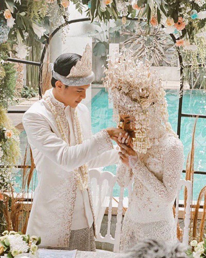 Doa Sepertiga Malam, Referensi Lagu Rey Mbayang untuk Dinda | Popmama.com