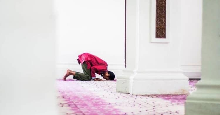 5 Puisi Cinta Karya Buya Hamka, Penuh Makna Mendalam | Popmama.com