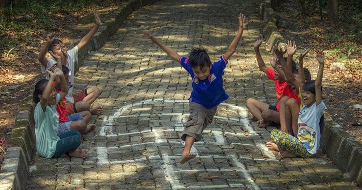 7 Permainan Tradisional Khas Sunda untuk Anak Bermain | Popmama.com