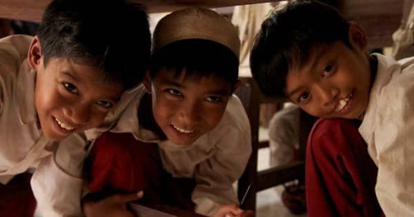 12 Rekomendasi Film Anak Indonesia yang Penuh Pesan Moral | Popmama.com