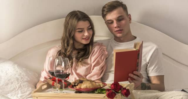 20 Puisi Cinta Romantis untuk Meluluhkan Hati Pasangan | Popmama.com
