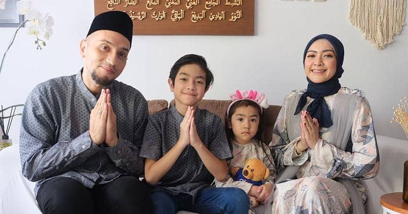 7 Potret Gary Iskak dan Keluarga yang Sangat Harmonis! | Popmama.com