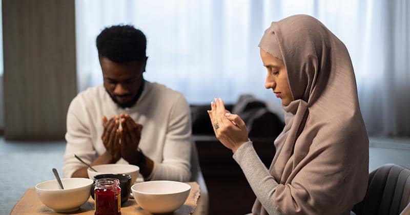 15 Ayat Al-Qur’an tentang Istri Taat pada Suami | Popmama.com