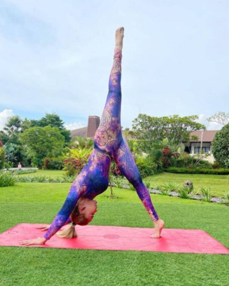 Potret 7 Pose Inul Yoga yang Lentur Banget! | Popmama.com