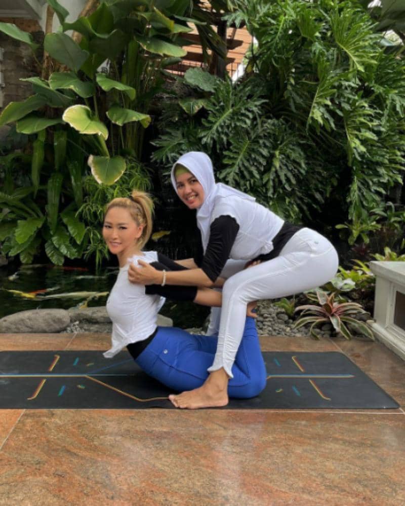 Potret 7 Pose Inul Yoga yang Lentur Banget! | Popmama.com