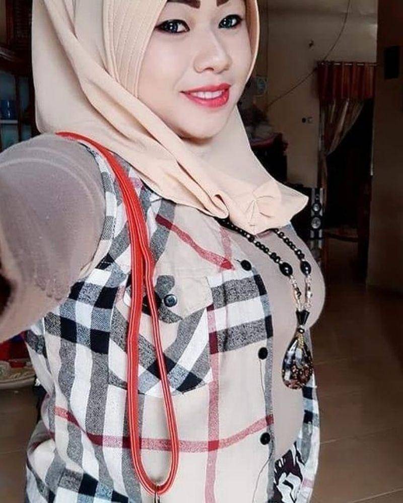 Potret Tante Lala yang Viral di TikTok | Popmama.com