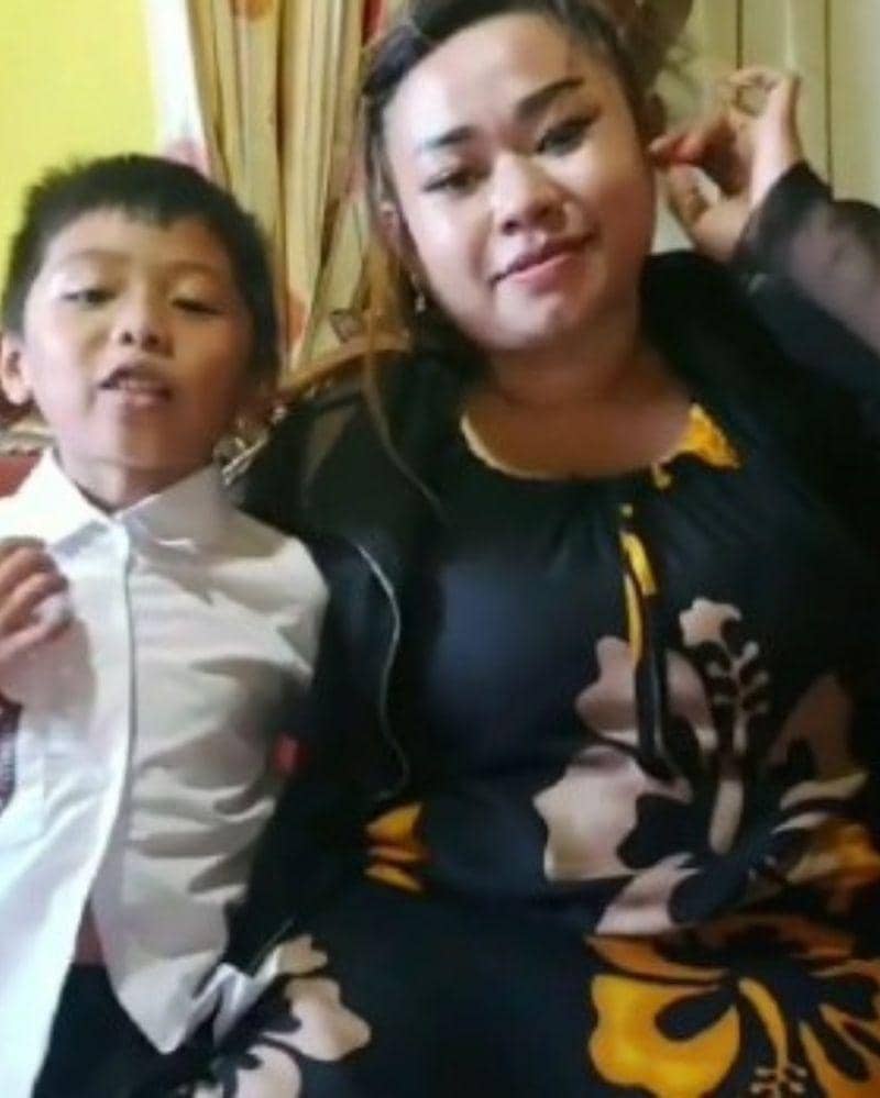 Potret Tante Lala yang Viral di TikTok | Popmama.com