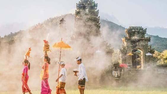 7 Upacara Ritual Keagamaan yang Biasa Dilakukan Umat Hindu | Popmama.com