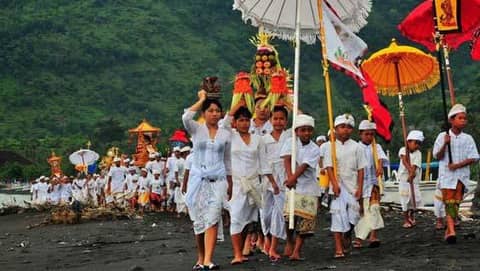 7 Upacara Ritual Keagamaan yang Biasa Dilakukan Umat Hindu | Popmama.com