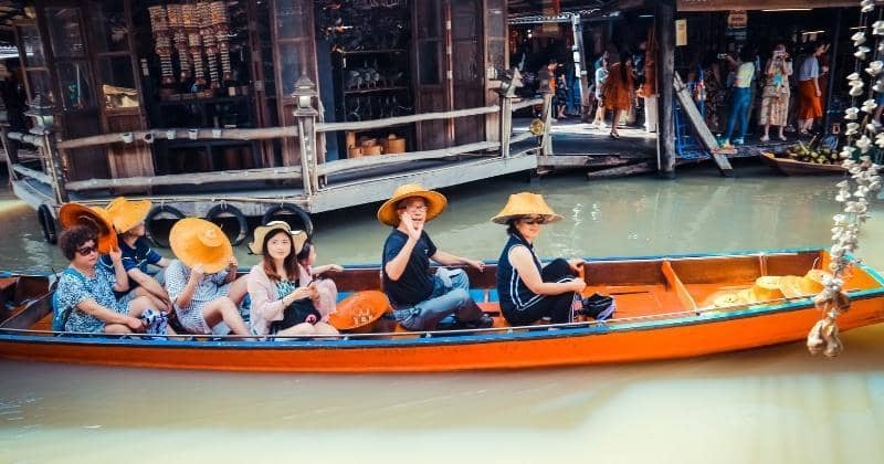 7 Cara Memilih Tour Guide yang Tepat | Popmama.com