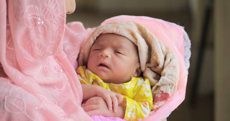 Penyebab Bayi Baru Lahir Sering Bersin dan Cara Mengatasinya | Popmama.com