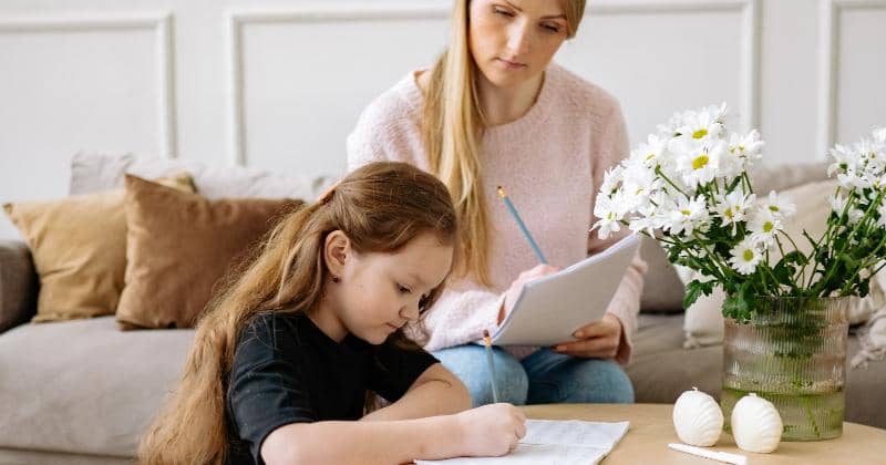 15 Makna Akhiran -Kan dan Contohnya dalam Kalimat | Popmama.com