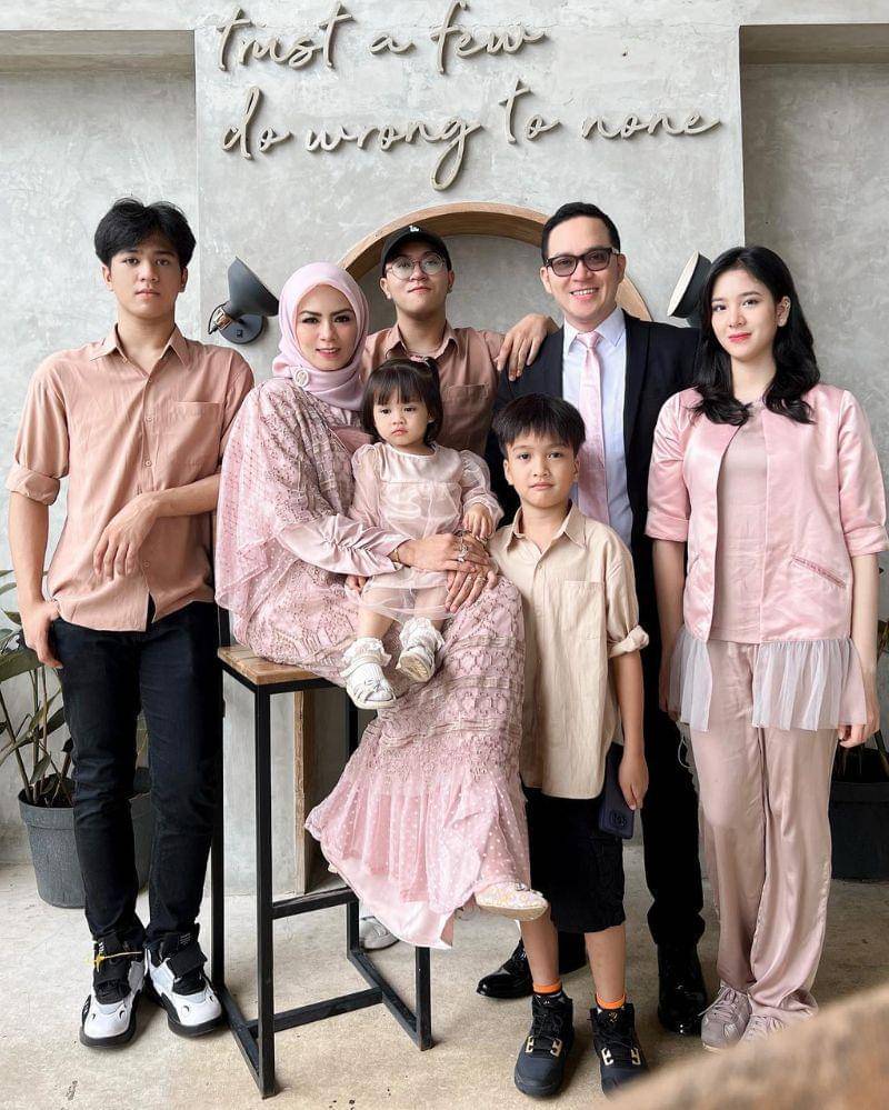 8 Fakta Keluarga Zee JKT48, Punya Kembaran dan Anak Artis | Popmama.com