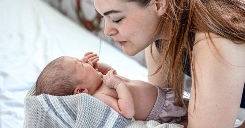 Pro dan Kontra Penggunaan Minyak Telon Bayi Baru Lahir | Popmama.com