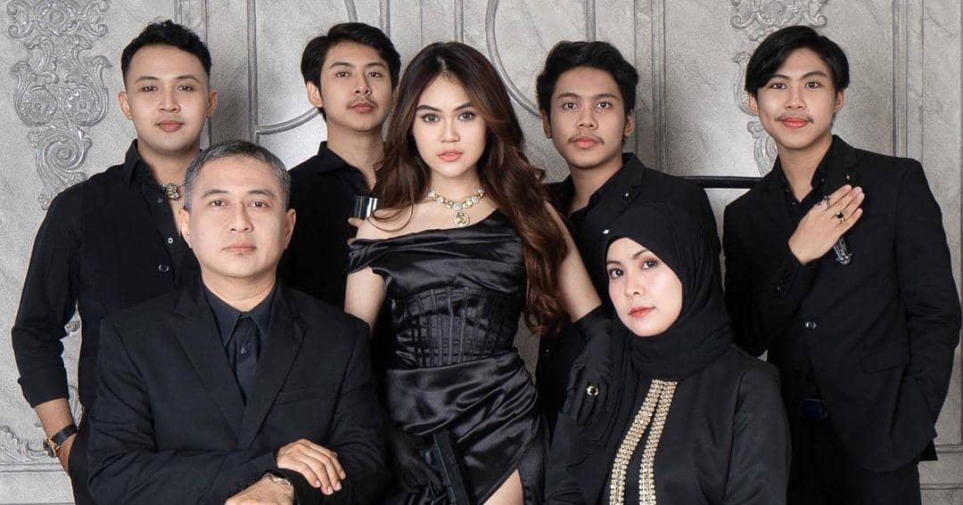 5 Fakta Keluarga Indrayani Rusady Mantan Rey Mbayang | Popmama.com