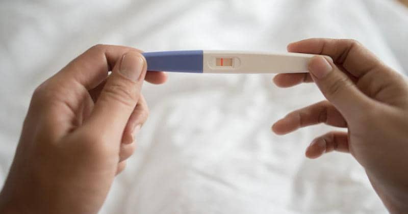 Apakah Tespek Garis 2 Samar Positif Hamil? Ini Faktanya | Popmama.com