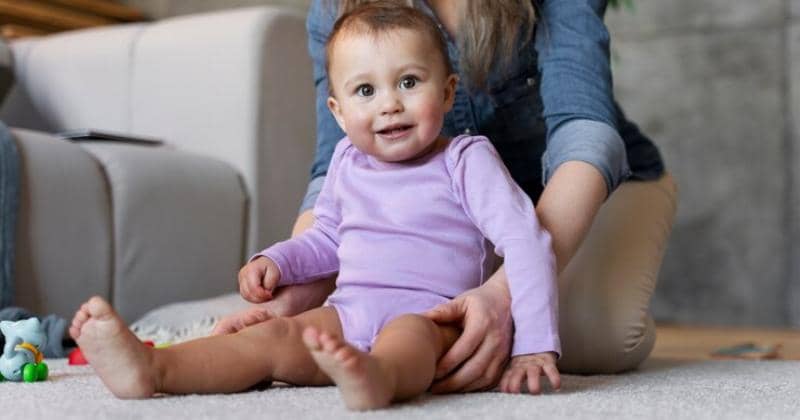 Bayi Belajar Duduk Usia Berapa? Ini Jawaban dan Cara Stimulasinya ...