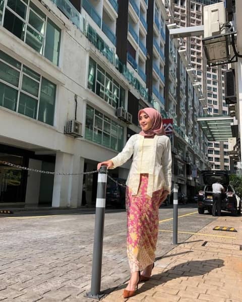 13 Model Kebaya Modern Hijab yang Simpel tapi Mewah | Popmama.com