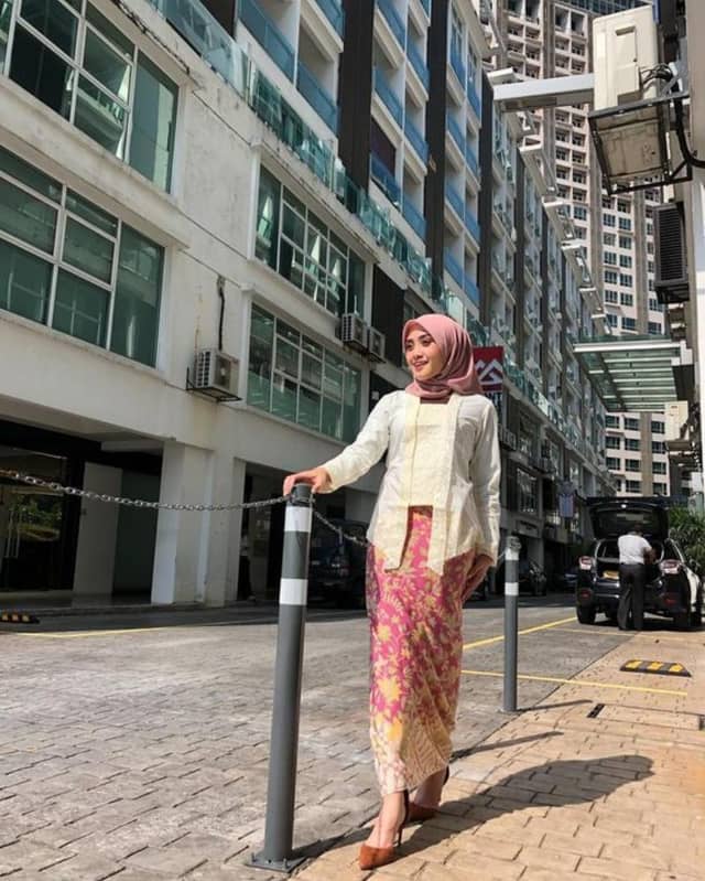 13 Model Kebaya Modern Hijab yang Simpel tapi Mewah | Popmama.com
