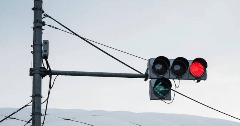 4 Lampu Merah Terlama di Indonesia, Ada yang Sampai 12 Menit | Popmama.com