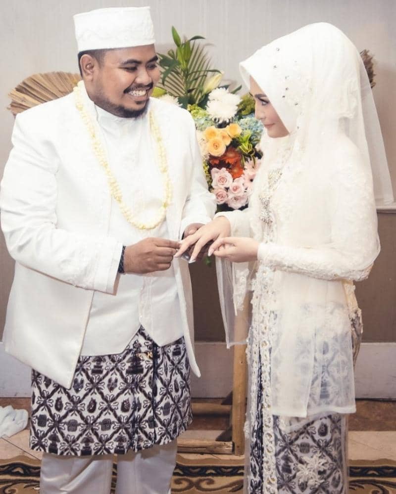 8 Kisah Cinta Komika Rigen dan Istri, Kenalan di Twitter | Popmama.com