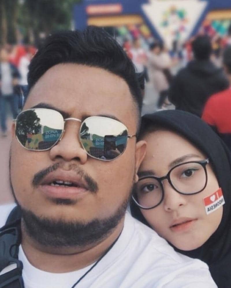 8 Kisah Cinta Komika Rigen dan Istri, Kenalan di Twitter | Popmama.com