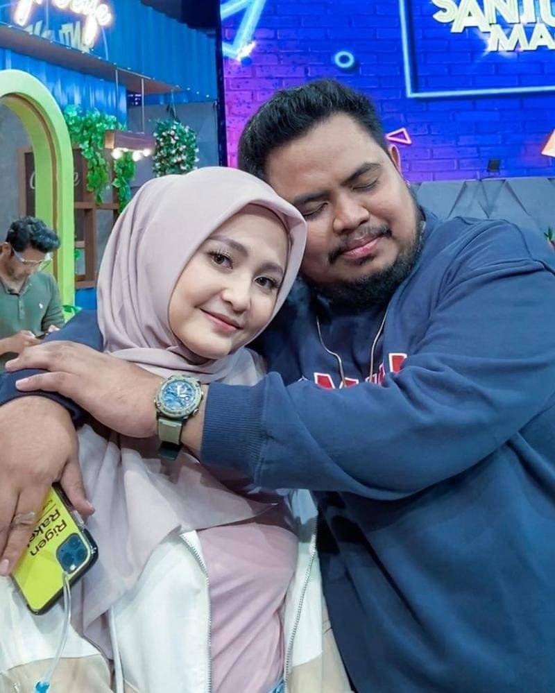 8 Kisah Cinta Komika Rigen dan Istri, Kenalan di Twitter | Popmama.com