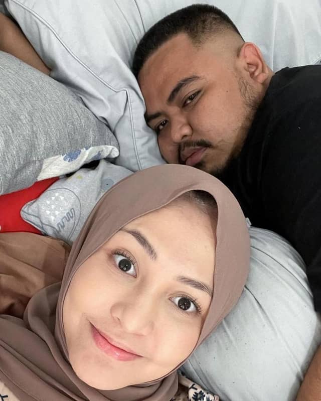 8 Kisah Cinta Komika Rigen dan Istri, Kenalan di Twitter | Popmama.com