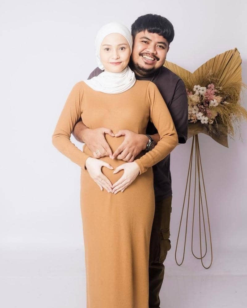 8 Kisah Cinta Komika Rigen dan Istri, Kenalan di Twitter | Popmama.com