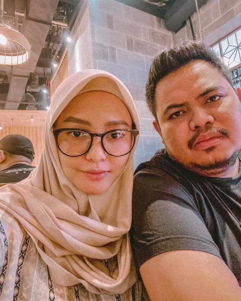 8 Kisah Cinta Komika Rigen dan Istri, Kenalan di Twitter | Popmama.com