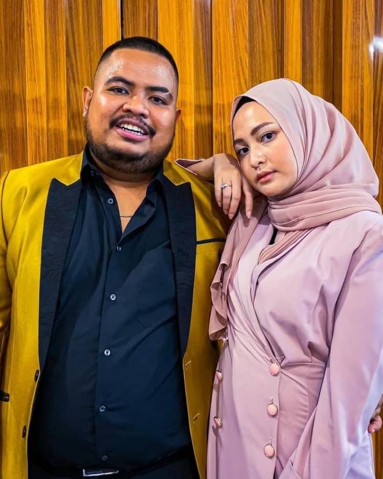 8 Kisah Cinta Komika Rigen dan Istri, Kenalan di Twitter | Popmama.com