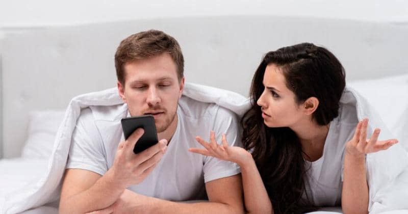 8 Ciri-Ciri Suami Selingkuh Lewat HP yang Jarang Disadari | Popmama.com
