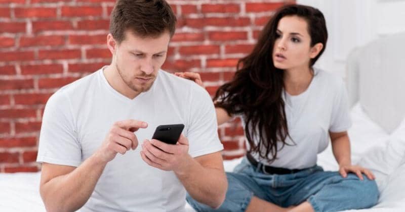 8 Ciri-Ciri Suami Selingkuh Lewat HP yang Jarang Disadari | Popmama.com