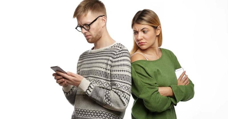8 Ciri-Ciri Suami Selingkuh Lewat HP yang Jarang Disadari | Popmama.com