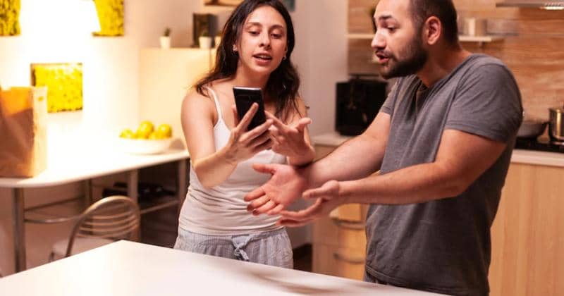8 Ciri-Ciri Suami Selingkuh Lewat HP yang Jarang Disadari | Popmama.com