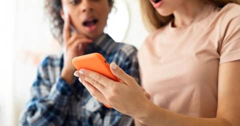 8 Ciri-Ciri Suami Selingkuh Lewat HP yang Jarang Disadari | Popmama.com