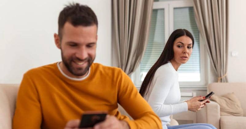 15 Ciri-Ciri Suami Selingkuh dan Berbohong, Tingkahnya Beda | Popmama.com