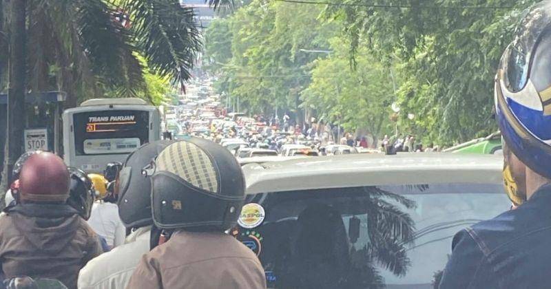 Pengendara Emosi Terjebak Macet di Bogor Selama 4 Jam | Popmama.com