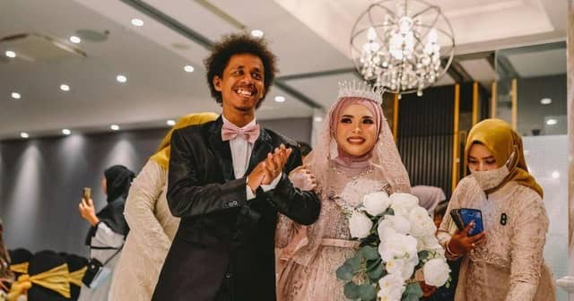 Lirik Lagu 'Komang' Raim Laode dan Maknanya | Popmama.com
