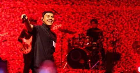 10 Lagu Tulus Bertema Jatuh Cinta, Liriknya Puitis & Magis | Popmama.com