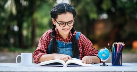 13 Cara Mengajarkan Anak yang Sulit Membaca | Popmama.com
