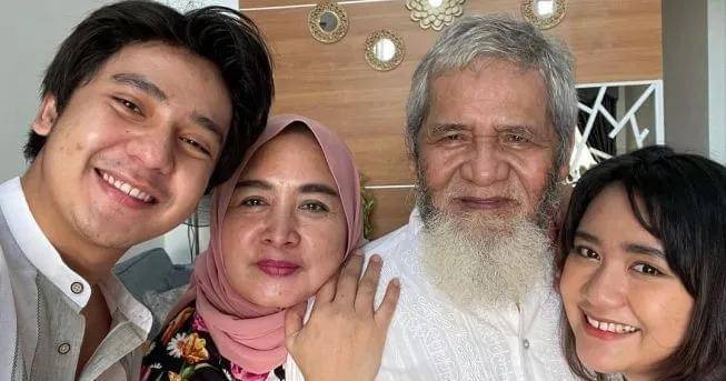 5 Fakta Keluarga Arbani Yasiz, Pemain Dilan di Film Ancika | Popmama.com