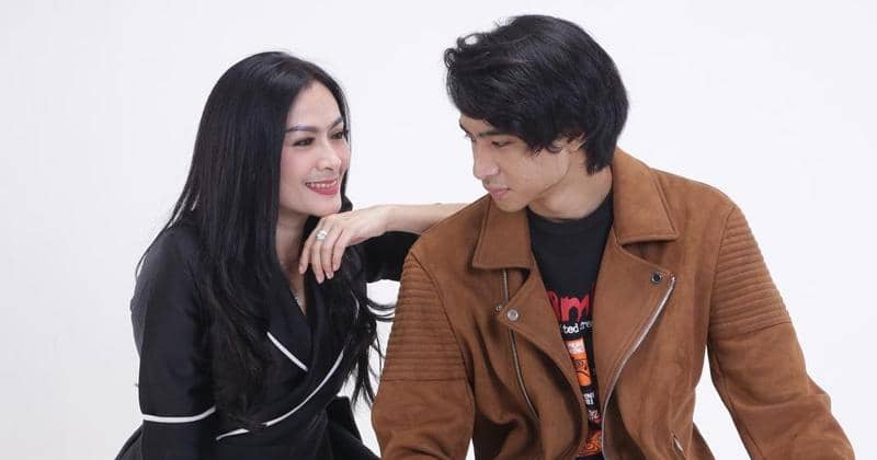 9 Fakta Keluarga Devano Danendra, Anak Iis Dahlia | Popmama.com