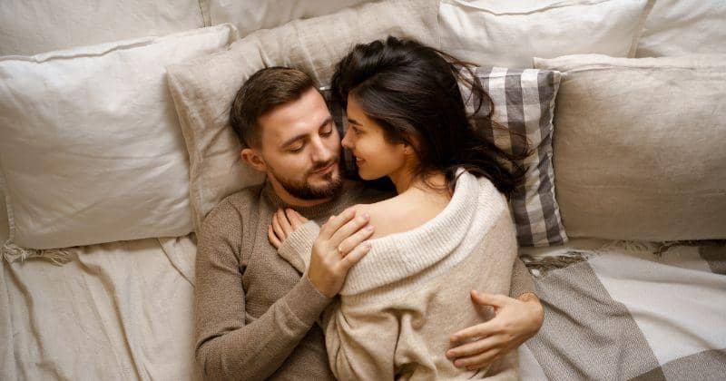 15 Ciri-Ciri Suami Selingkuh dan Berbohong, Tingkahnya Beda | Popmama.com