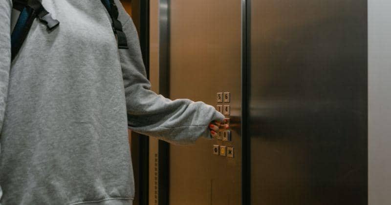 7 Etika Naik Lift yang Aman, Penting Banget, Ma! | Popmama.com