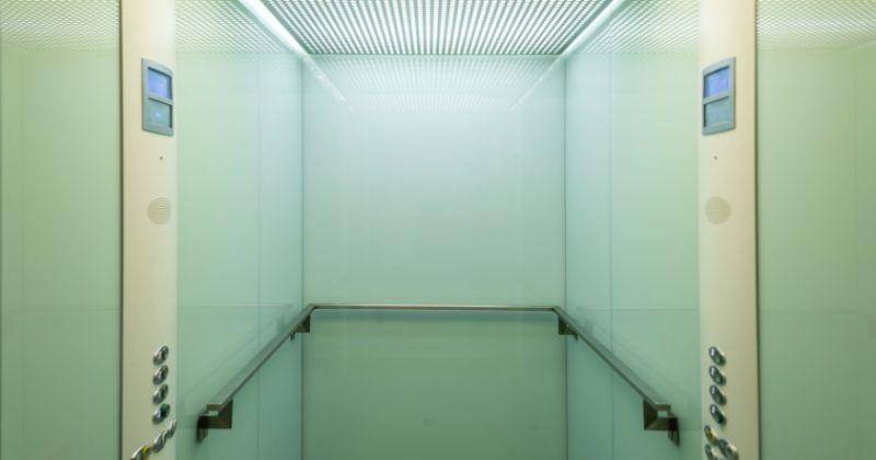 Kronologi Lift Pakuwon Tower Macet, Ada yang Terjebak | Popmama.com