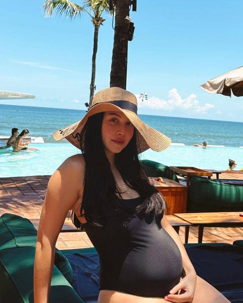 7 Foto Estelle Linden Pamer Baby Bump, Tampil Seksi! | Popmama.com