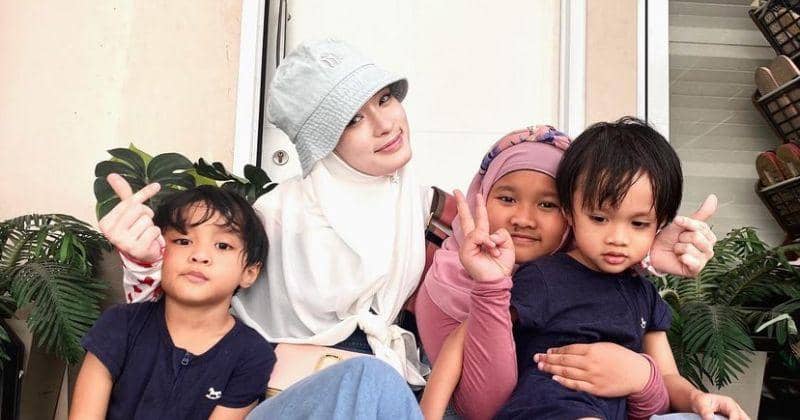 9 Fakta Keluarga Inara Rusli, Orangtuanya Bercerai | Popmama.com